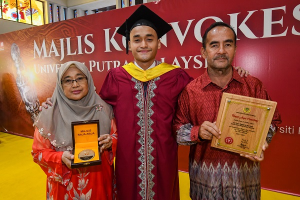 SERDANG, 25 Nov – Memperoleh Purata Nilai Gred Kumulatif (PNGK) 4.00 ...