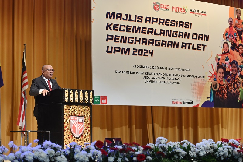 Teks ucapan beliau dibacakan oleh Pendaftar UPM, Muhazam Mansor ...
