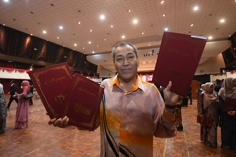 Antara penerima ialah Azahar Othman, 60, yang menyertai UPM pada tahun ...
